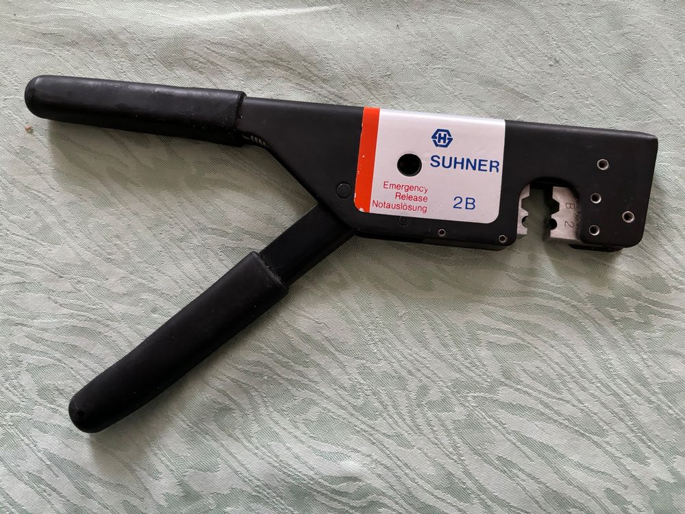 Huber & Suhner Coaxial Crimp Tool mit Abisolierwerkzeug (Gebraucht) in ...