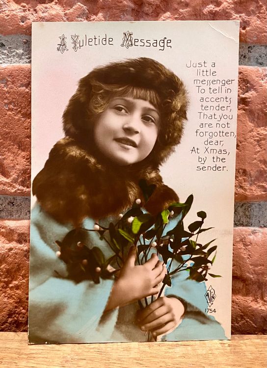 Antike Foto AK Kind - Mädchen mit Mispelzweig aus England (Gebraucht) in Root für CHF 1 – mit ...