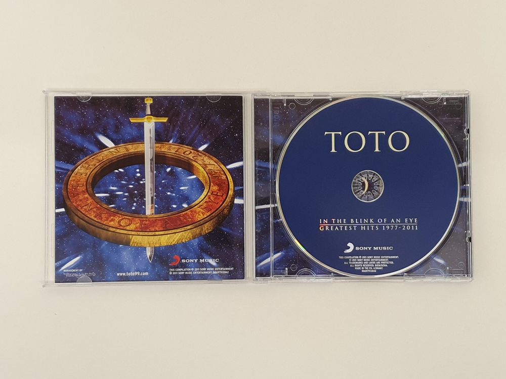 Toto - In The Blink Of An Eye, Greatest Hits 1977-2011 (CD) | Kaufen ...