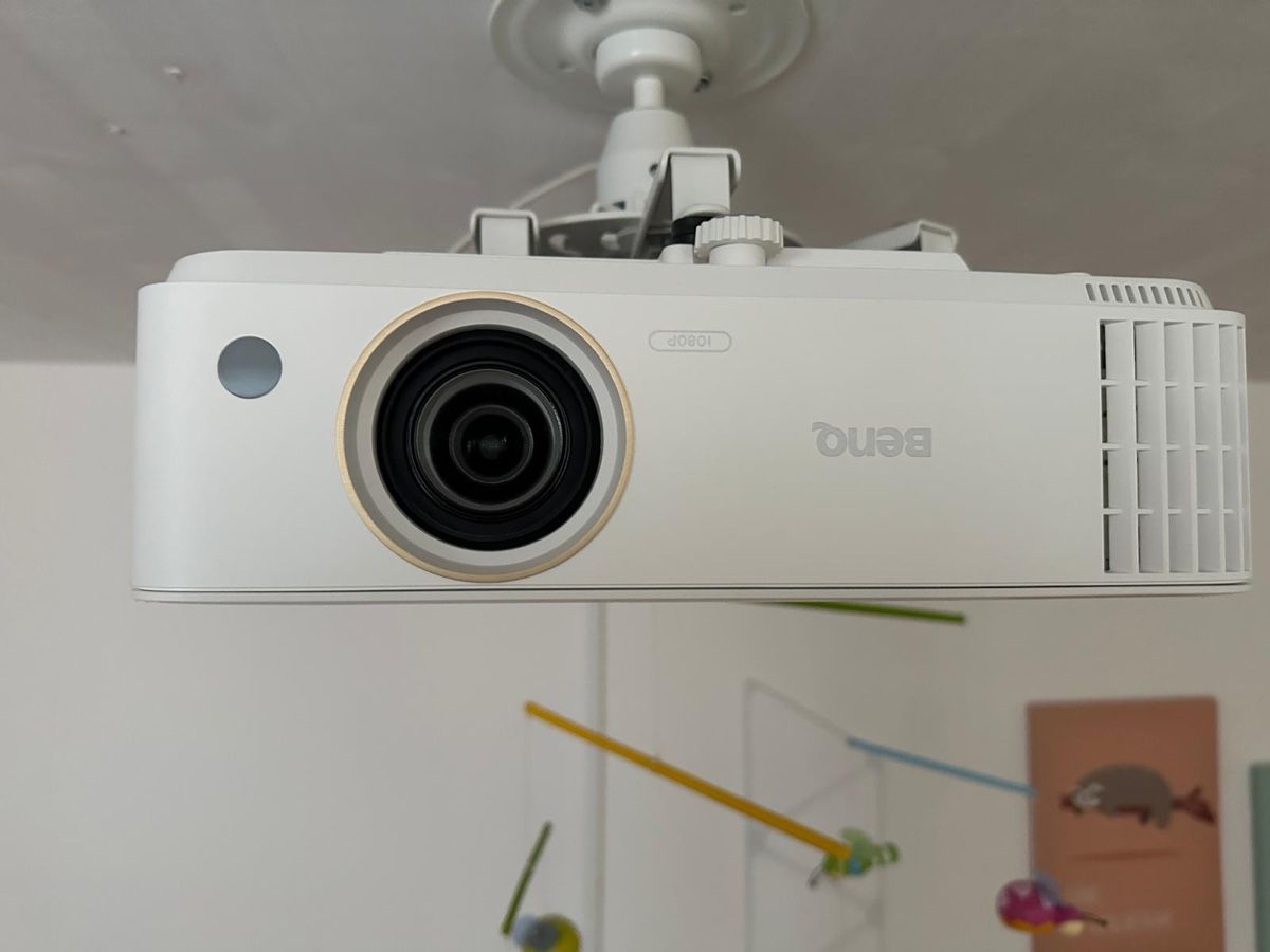 BenQ Beamer Full HD - inkl. Wandhalterung & GRATIS Leinwand (Neu ...