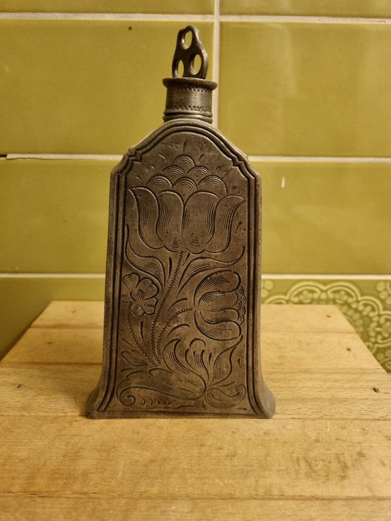 Zinnflasche mit Verzierungen | Kaufen auf Ricardo