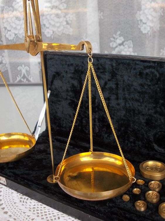 Messing Aufbau Waage Feinwaage Goldwaage mit Gewichtsteinen (Gebraucht ...