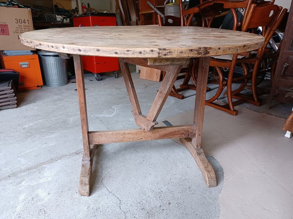sehr alter runder Holztisch (Gebraucht) in für CHF 295 – nur Abholung ...