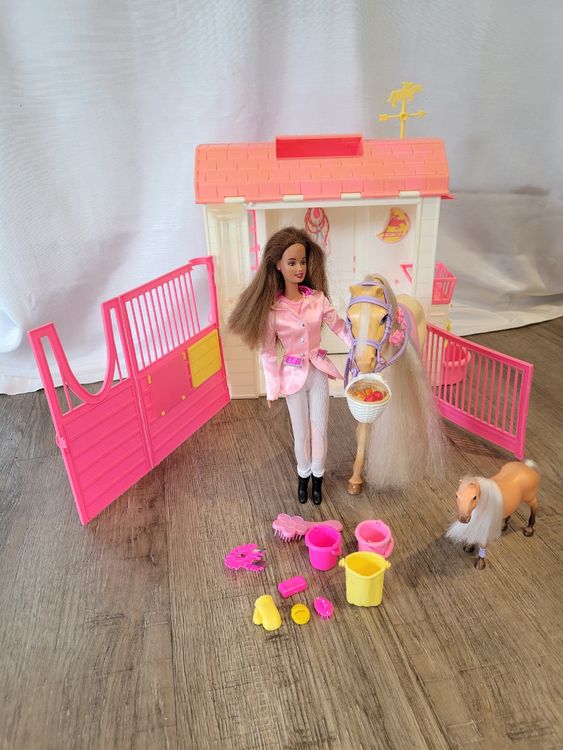 Barbie Pferd Leckermaul und Stall Set (Gebraucht) in Niederbuchsiten ...