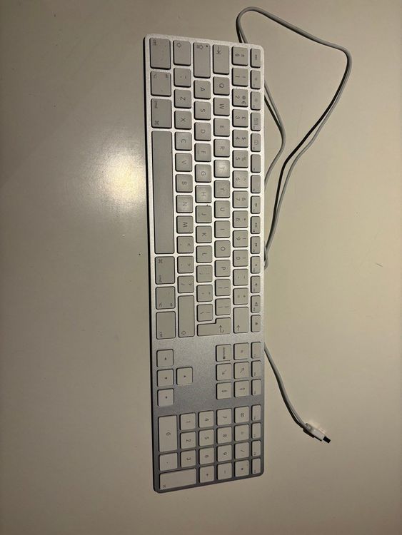 Apple USB Alu Keyboard mit Ziffernblock A1243 UK (€) | Kaufen auf Ricardo