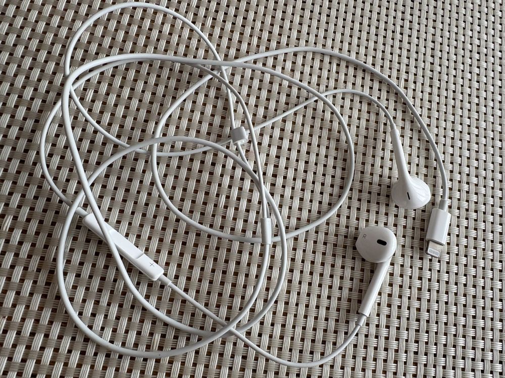 Apple - EarPods Kopfhörer Headset mit Lightning Connector | Kaufen auf Ricardo