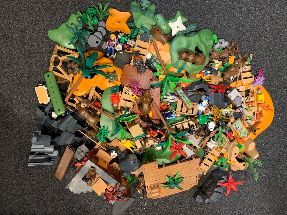 Div. Playmobil Teile wie Bäume Figuren Tiere Felsen Häuser (Gebraucht ...