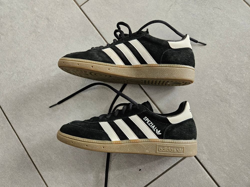 Adidas Spezial Sneaker Gr. 39 schwarz/weiss Top Zustand (Gebraucht) in ...