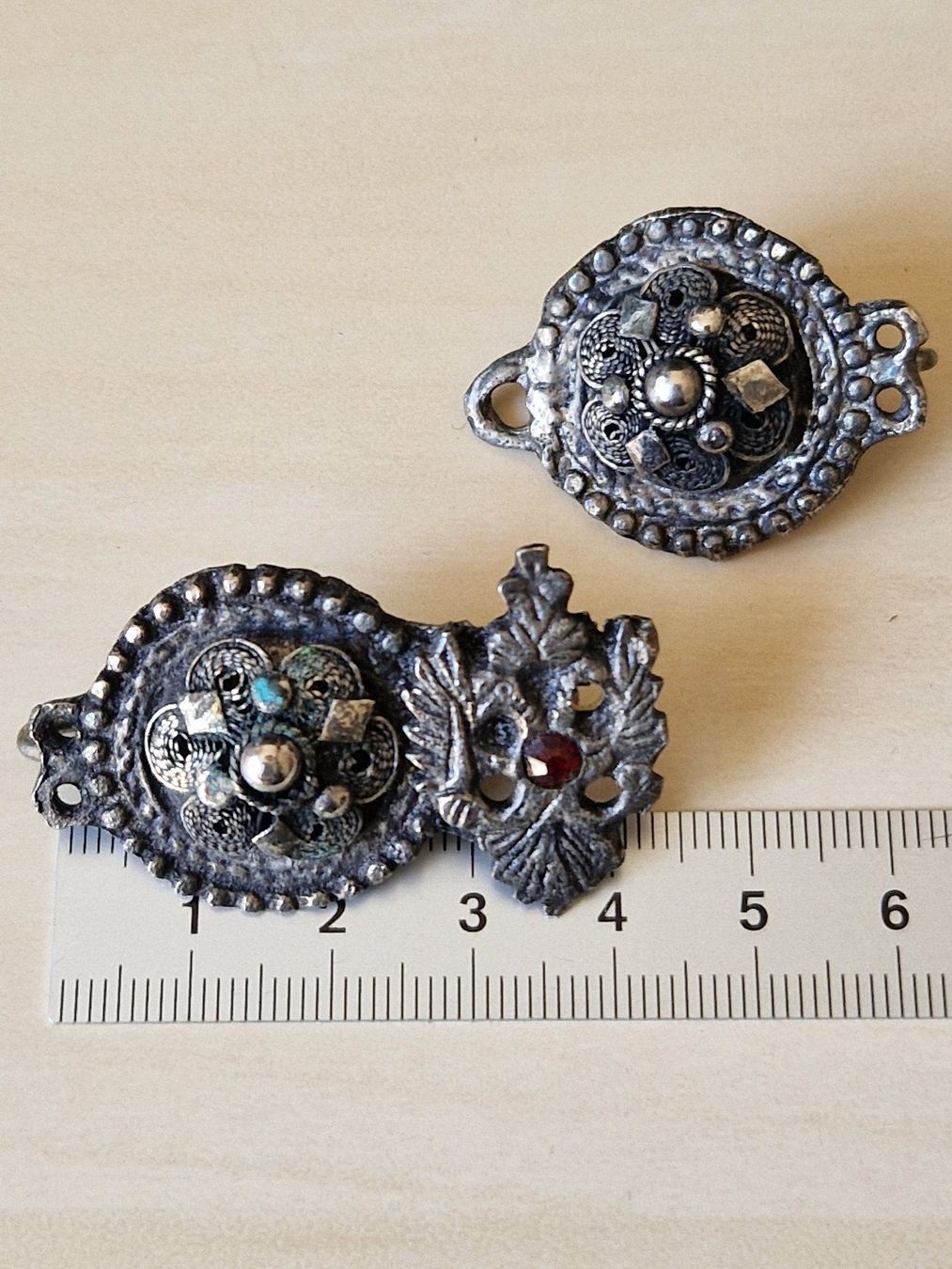 Broche ancienne argentée avec pierres rouges et bleues (Gebraucht) in ...