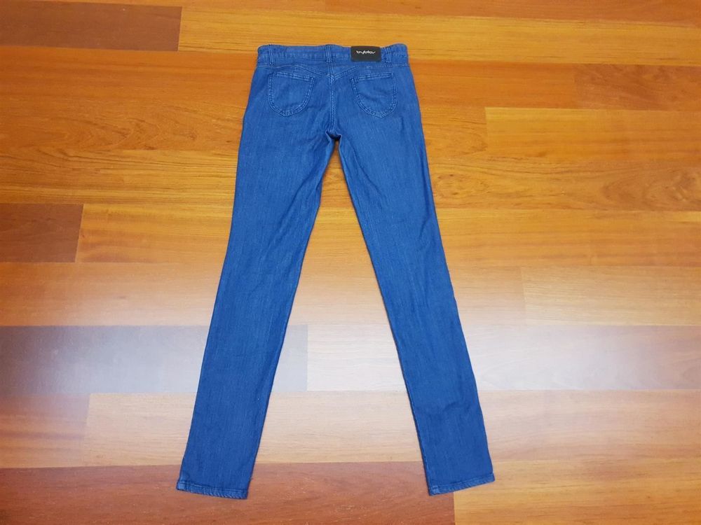 Byblos neue Jeans (Neu und originalverpackt) in Schindellegi für CHF 40 ...