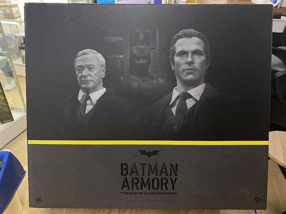 Hot Toys 1/6 MMS236 Batman TDK Bruce Wayne & Alfred Armory (Neu und ...