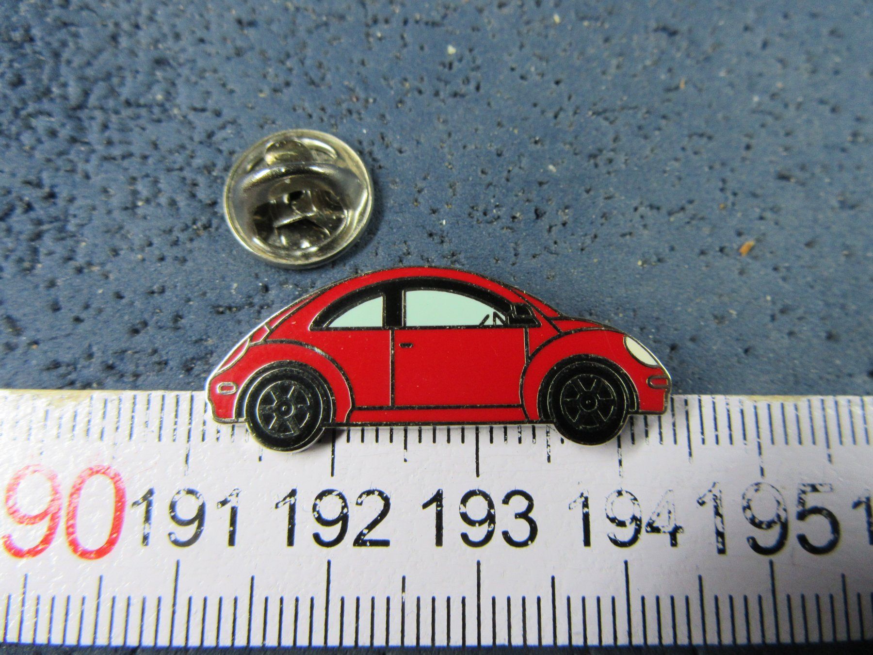 VW BEETLE ROT AUTO PIN ENAMEL TOP-QUALITÄT SILBRIG (Gebraucht) in ...