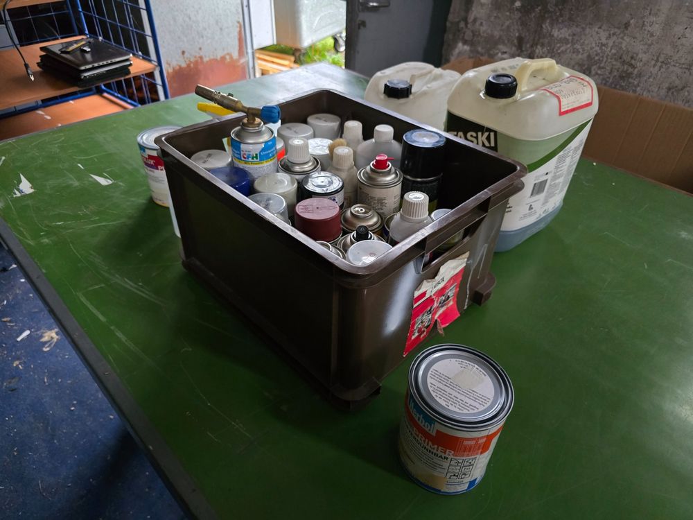 Posten mit diversen Spraydosen usw. inkl. Kiste ab 1.- (Gebraucht) in ...
