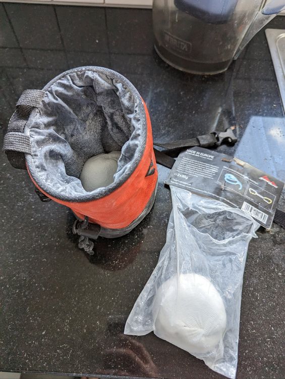 Mojo Zip Chalk Bag & 2 x Chalk Ball (Gebraucht) in Pfäffikon SZ für CHF ...