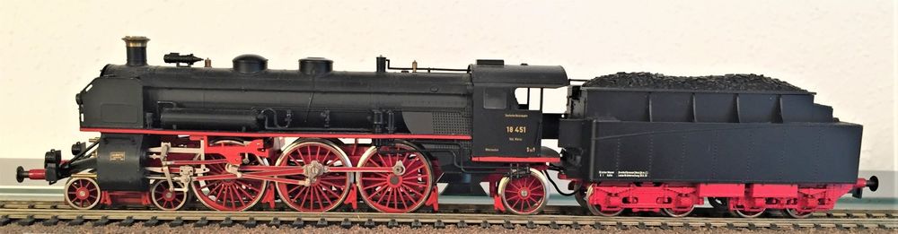 Liliput 2 D-Loks BR 604 + BR 18451, Waren nur in Vitrine (Gebraucht) in für CHF 100 – mit ...