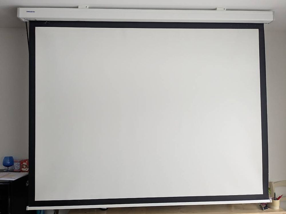 Écran électrique 140cm x 190cm pour projecteur (Gebraucht) in La Tour ...