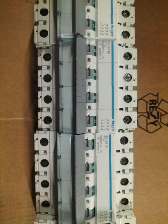 lot 4 disjoncteur hager C16 4 pôle (Gebraucht) in Gillarens für CHF 40 – mit Lieferung auf ...