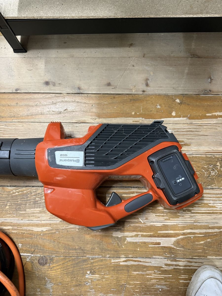Husqvarna Laubbläser inkl. Akku zu verkaufen ab 1.- (Gebraucht) in Uhwiesen für CHF 1 – nur ...