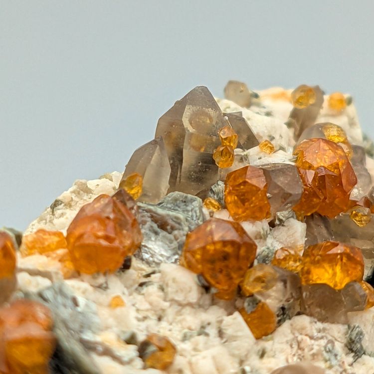 SPESSARTIN, Granat ORANGE mit RAUCHQUARZ und CLINOCHLOR (Neu (gemäss Beschreibung)) in Balerna ...