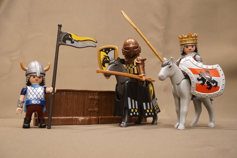 Playmobil 2 Ritter zu Pferde und Knappe (Gebraucht) in Baden für CHF 7 ...