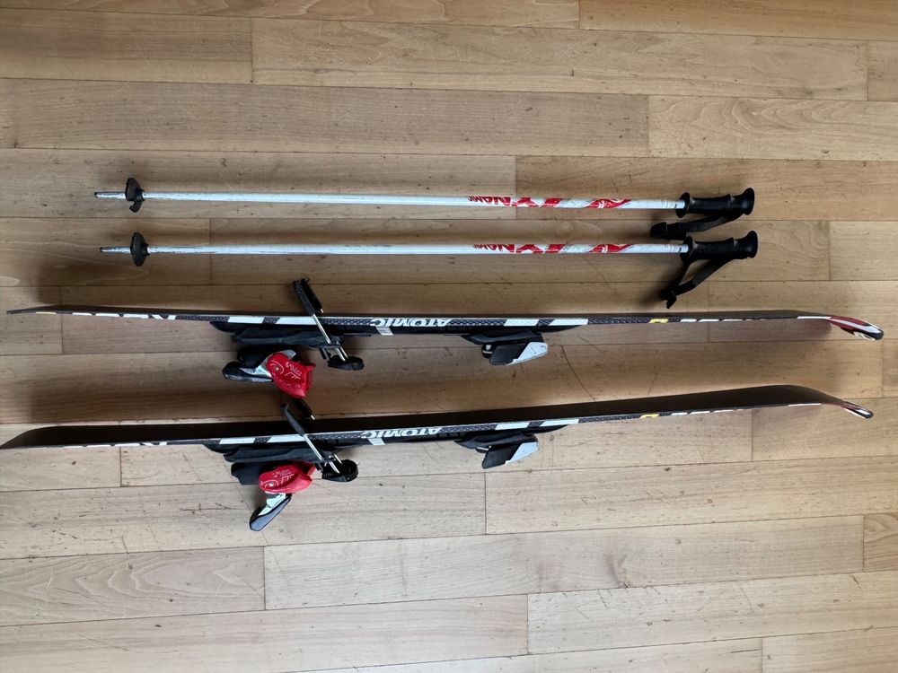 Atomic Race 8 Ski 130 cm inkl. Bindung und Stöcke 100 cm (Gebraucht) in Oberwil-Lieli für CHF 50 ...