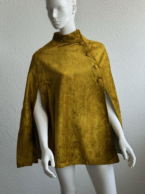 Vintage Gold Velvet Cape with Buttons (Gebraucht) in Vevey für CHF 46 ...