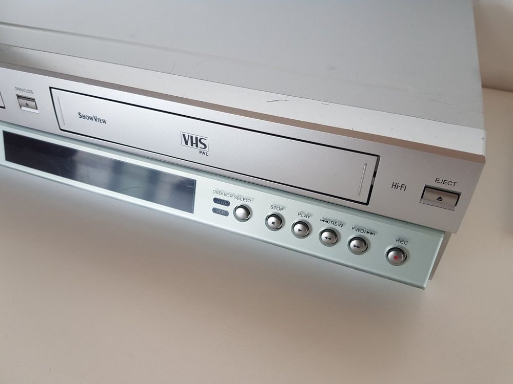 Toshiba VHS Videorecorder & DVD Combi Gerät (SD-33VL) (Gebraucht) in ...