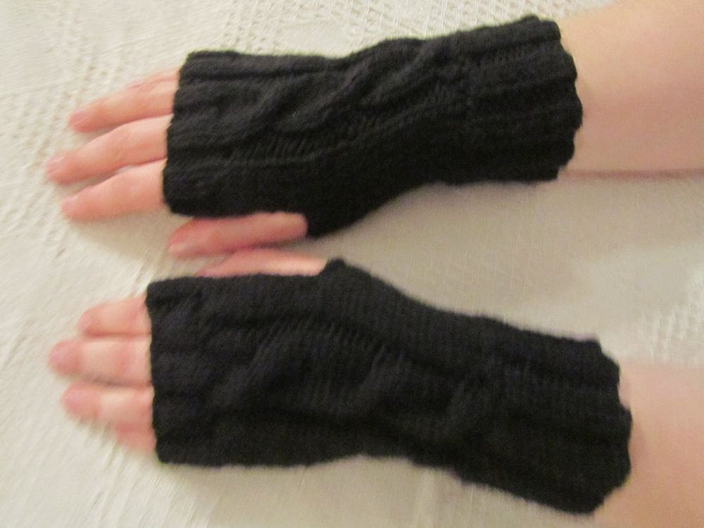 Handmade Schwarze Pulswärmer mit Zopfmuster (Neu und originalverpackt) in Eschen für CHF 12.5 ...