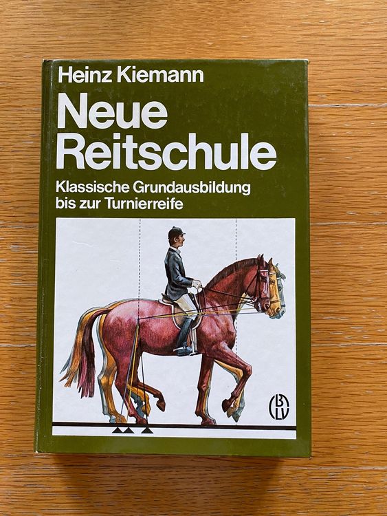 Pferdebuch (Neue Reitschule) von Heinz Kiemann (Gebraucht) in Hauenstein für CHF 5 – mit ...
