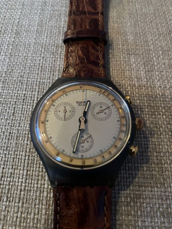 SWATCH CHRONO SCM100 GOLDFINGER - NEU | Kaufen auf Ricardo