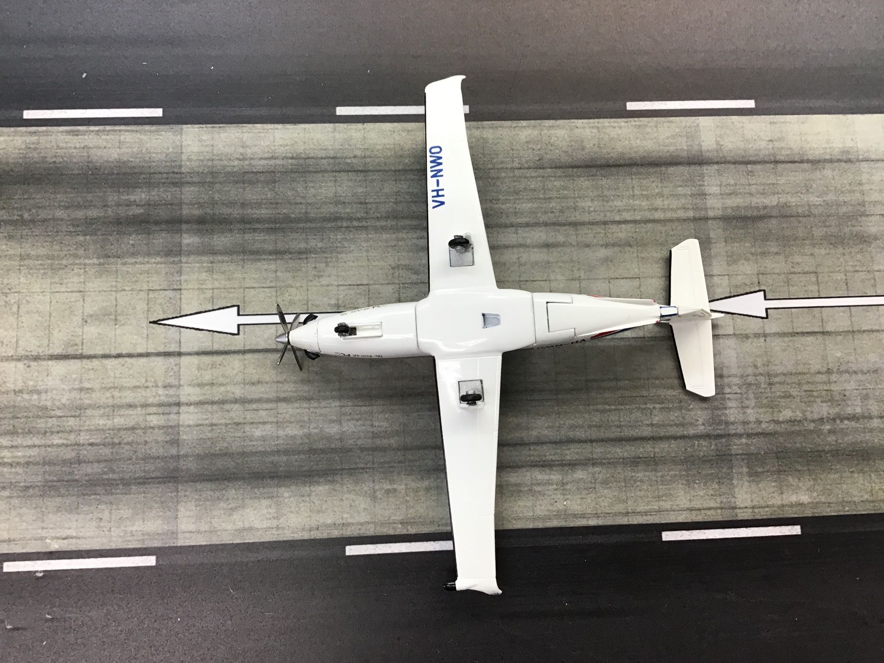 Pilatus PC-12 RFDS VH-NWO Royal Flying Doctor 1:200 (Gebraucht) in ...