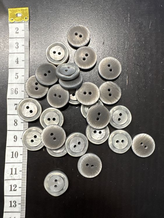 Knöpfe grau (Neu (gemäss Beschreibung)) in Anglikon für CHF 1 – mit Lieferung auf Ricardo kaufen