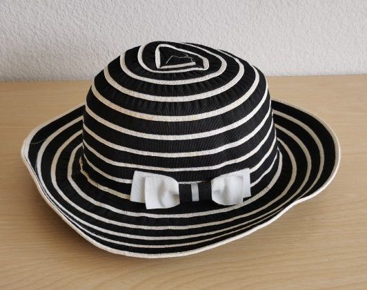 schwarzer Hut mit weissen Streifen und Masche (Gebraucht) in ...