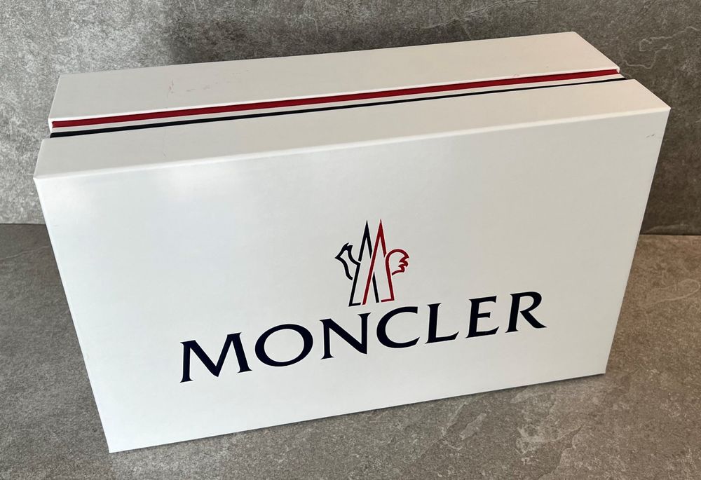MONCLER BOX in WEISS ... (Neu und originalverpackt) in Chur für CHF 12. ...