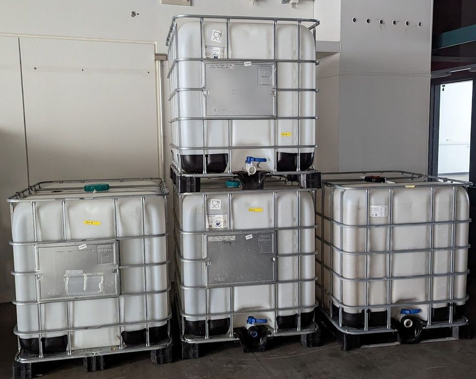 Vier 1000l IBC-Container auf Kunststoffpaletten (Gebraucht) in ...