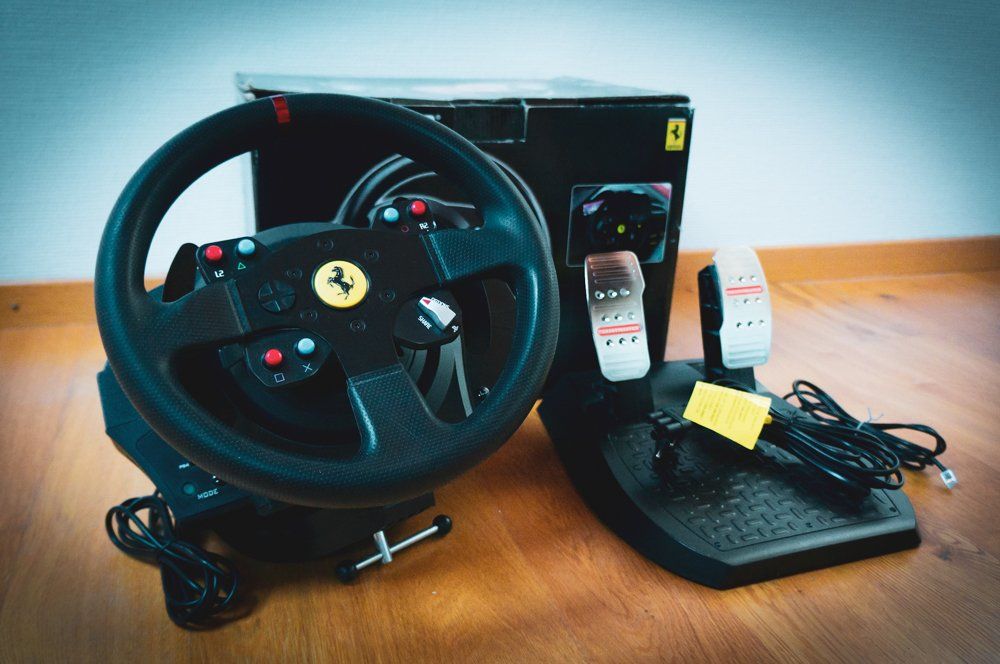 Thrustmaster T300 Lenkrad und Pedale | Kaufen auf Ricardo