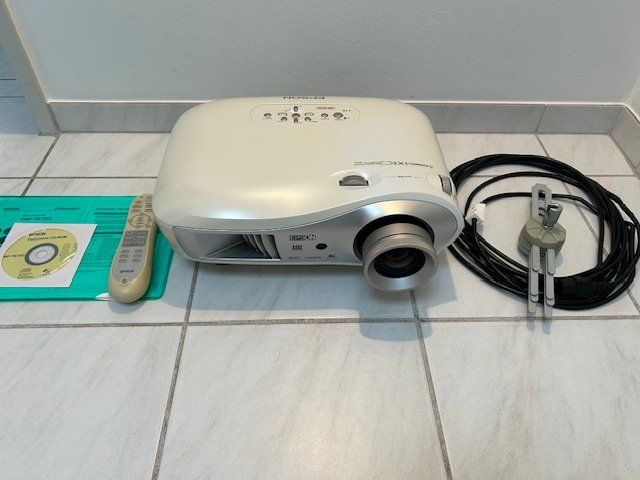 Epson Beamer EMP-TW700 (D'occasion) à Dättwil AG pour CHF 26 – avec ...
