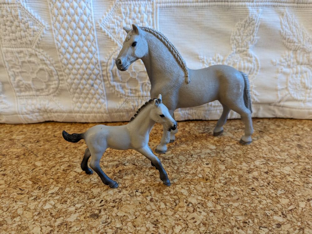 Schleich Stute und Fohlen grau (Gebraucht) in Adliswil für CHF 4 – mit Lieferung auf Ricardo kaufen