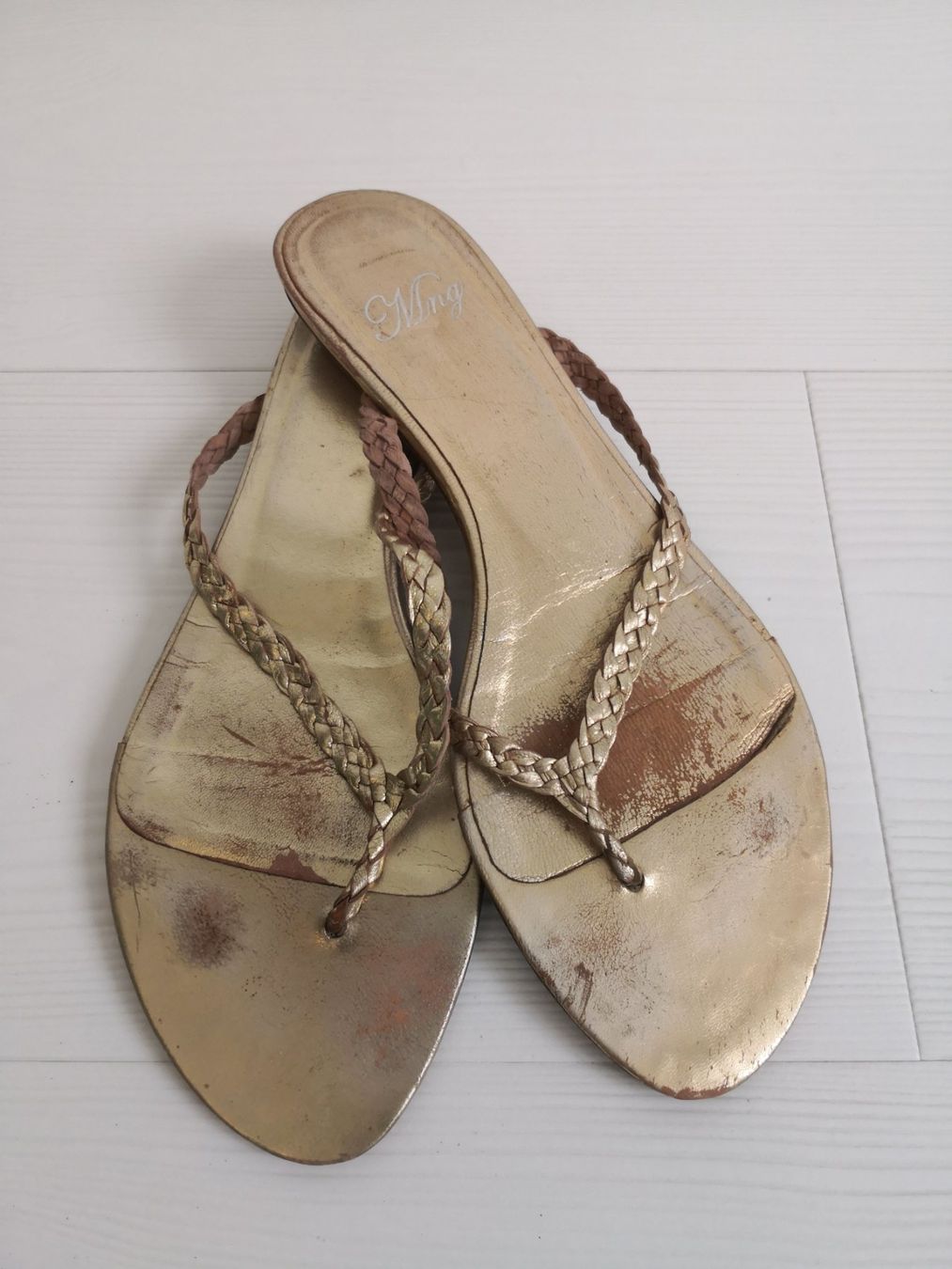 🤩2 STK: LEDER-GOLD & GUMMI FLIP-FLOPS-SCHUHE DURCHGELAUFEN (Gebraucht ...