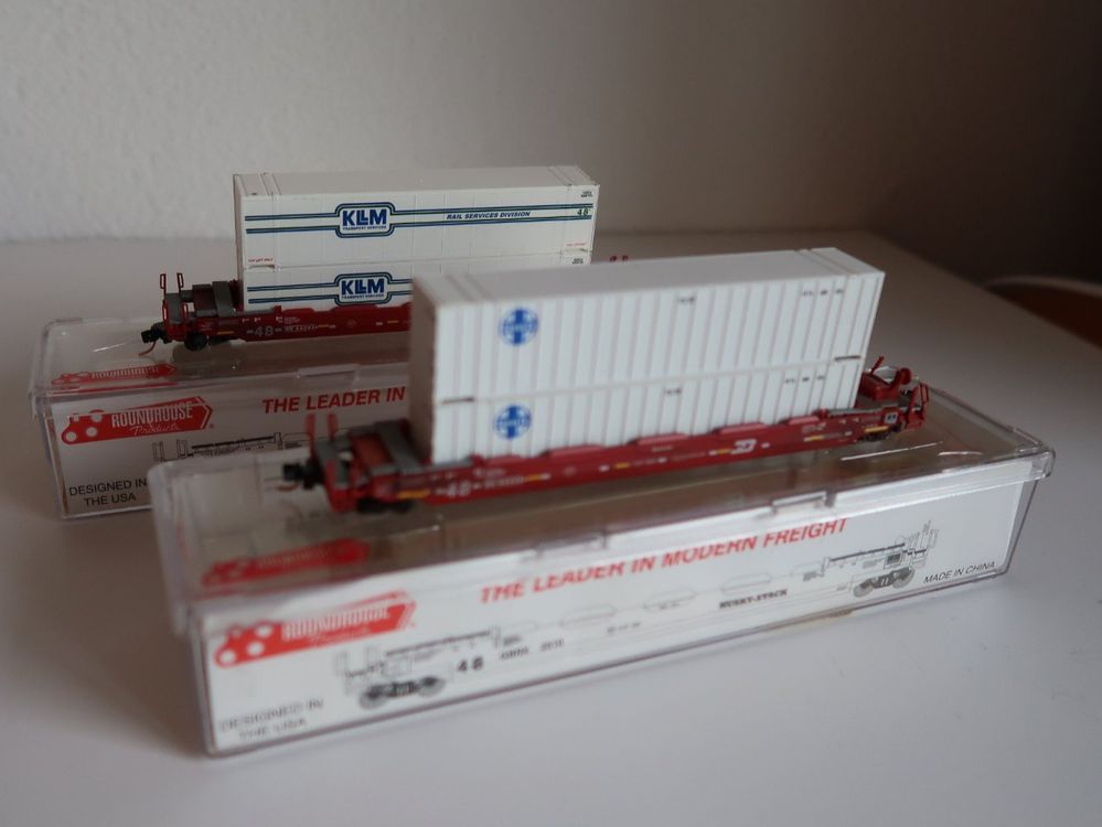 Zwei Roundhouse Double Stack Cars BN mit Containern (Gebraucht) in ...
