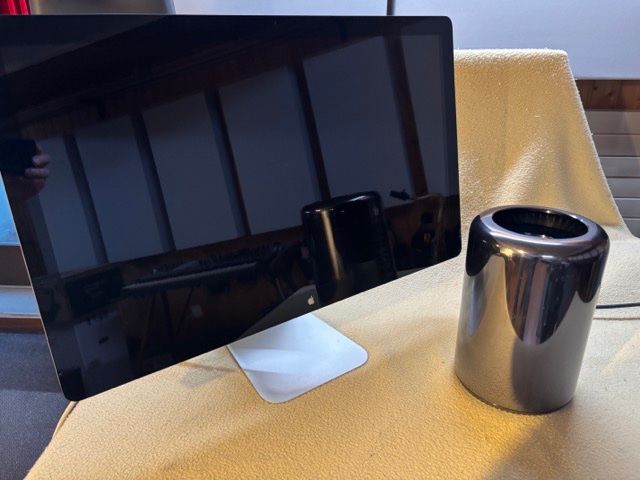 Mac Pro (2013) mit Monitor (Gebraucht) in Gersau für CHF 100 – nur ...