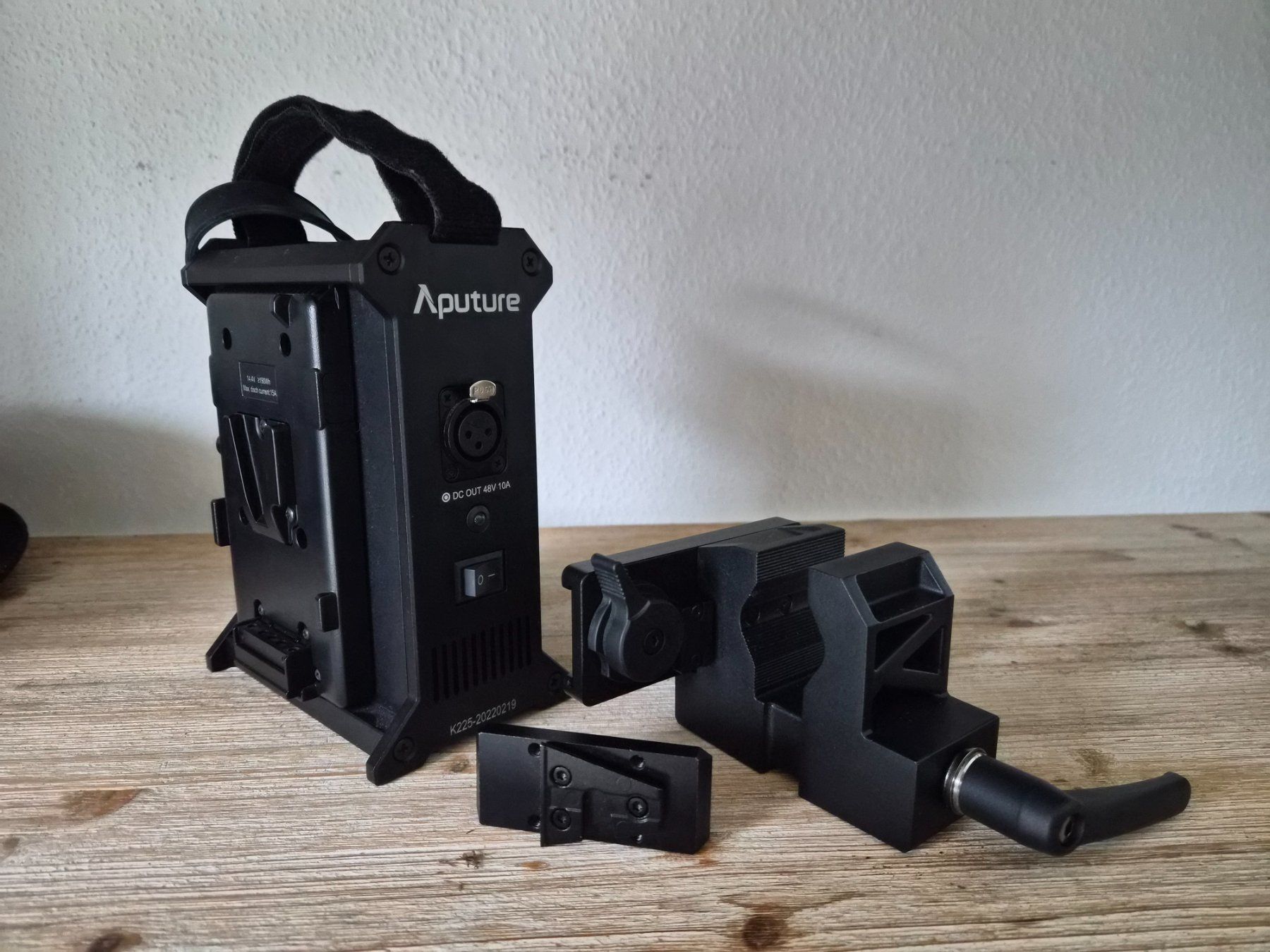 Aputure 2-Bay Battery Power Station (V-Mount) (Gebraucht) in ...
