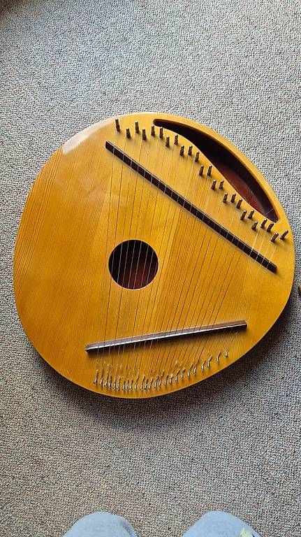A vendre cithare modèle "Aura" 25 cordes neuve (Gebraucht) in Les ...