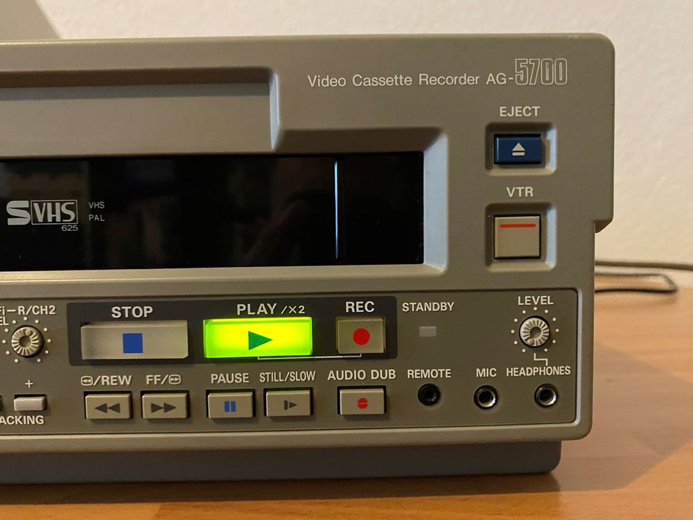 Panasonic AG-5700 S-VHS broadcast player & recorder (Gebraucht) in Saignelegier für CHF 235 ...