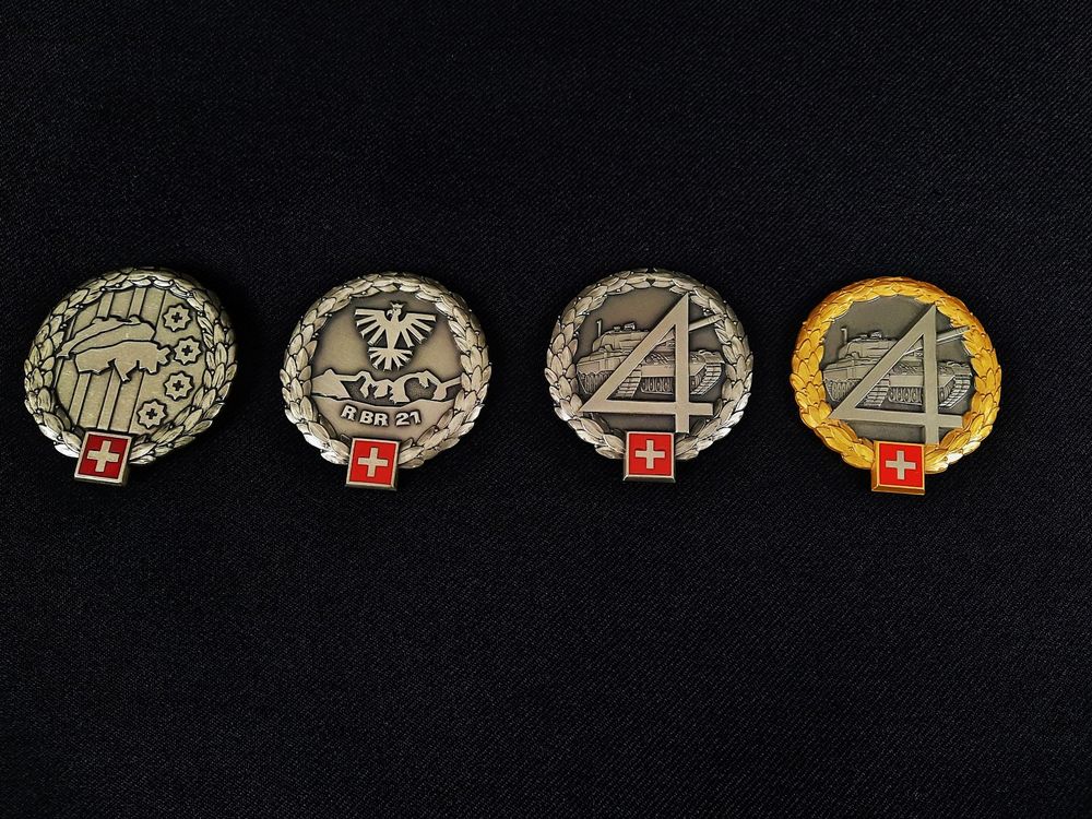 4 Schweizer Armee Embleme (Gebraucht) in Beinwil am See für CHF 1 – mit ...