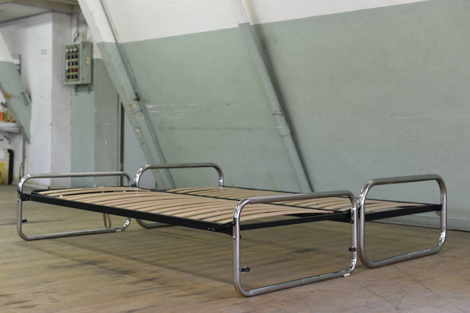 Designer Raumsparbett aus Metall im Embru Roth Stil (Gebraucht) in ...