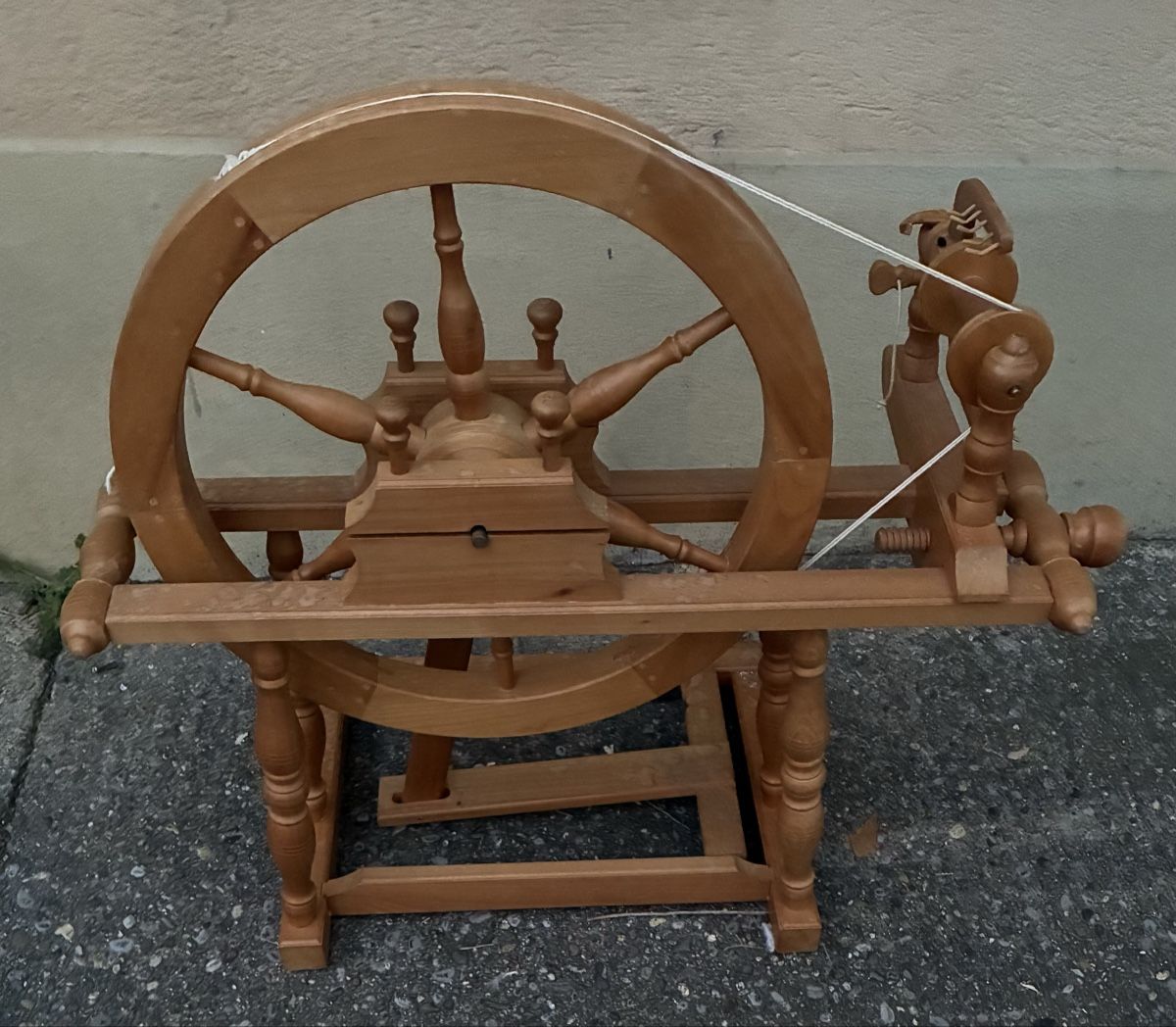 Spinnrad aus Holz, Antik Look, Dekoration für Herbst! (Gebraucht) in ...