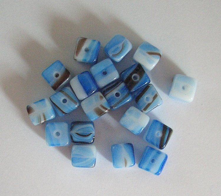 Glasperlen Würfeli Blau Schwarz Weiss 5 mm (Neu und originalverpackt) in Gunzwil für CHF 1.5 ...