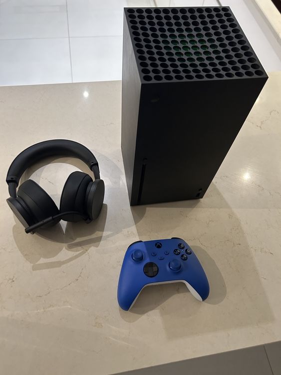 X Box x-Serie mit neuem Controller und neuem Headset (Gebraucht) in ...
