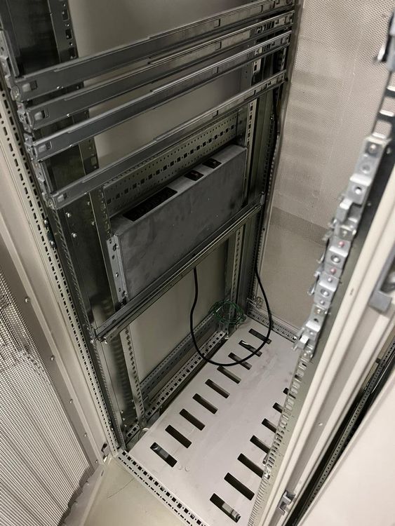 Compaq Server Racks 42U (Gebraucht) in Vaduz für CHF 500 – nur Abholung ...